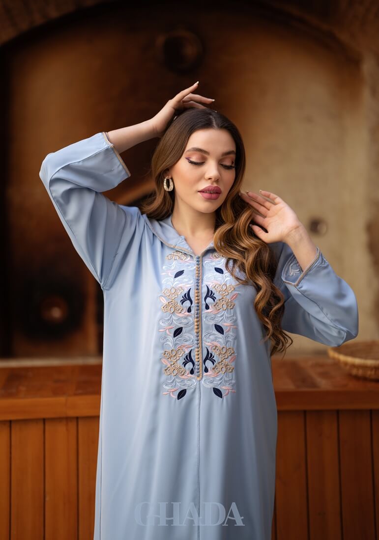 Djellaba makhzaniya en bleu ciel avec broderie en skalli – GHADA FASHION